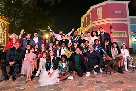 Elenco se reúne para assistir à estreia de A Infância de Romeu e
