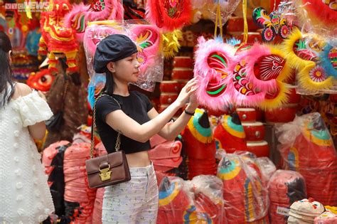 Phố Hàng Mã rực rỡ trước thềm Tết Trung thu tràn ngập người trẻ check in
