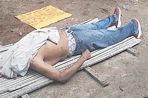 Ejecutan a un hombre afuera de su casa y le dejan mensaje en El Cortés