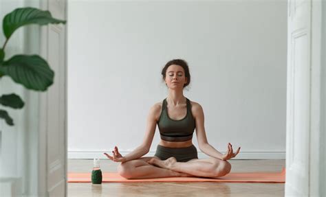 8 EJERCICIOS DE YOGA PARA PRACTICAR EN CASA Constructora Santa Lucia
