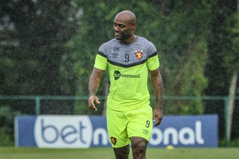 Vagner Love é o novo reforço do Atlético GO para 2024