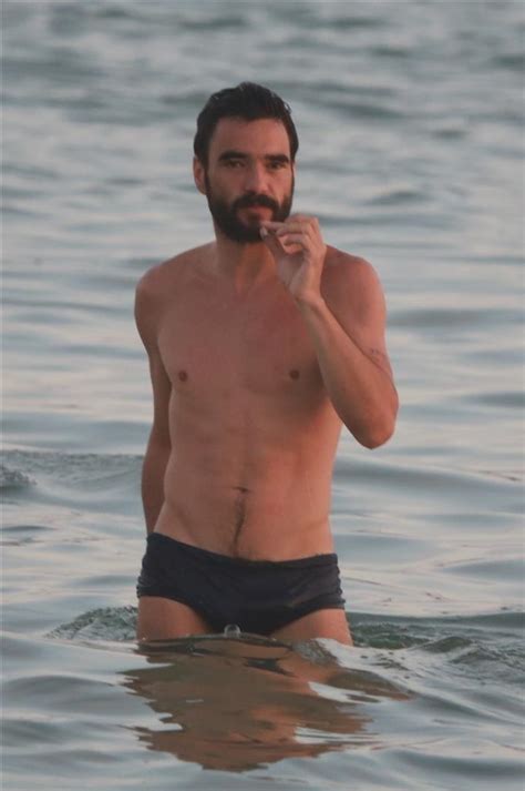 Caio Blat Ostenta Volume Na Sunga Durante Banho No Mar