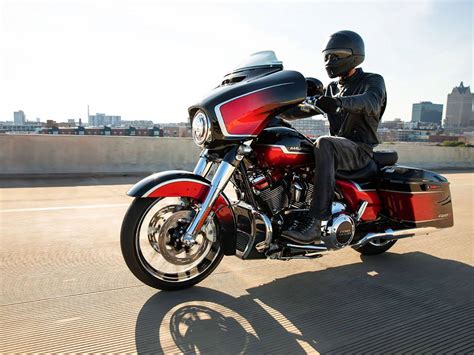 Certified Pre Owned 2021 Harley Davidson CVO Street Glide Motorcycle