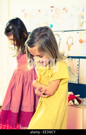 Deux Jeunes Filles Adorables En Denim Avec De Beaux Cheveux Longs Bruns