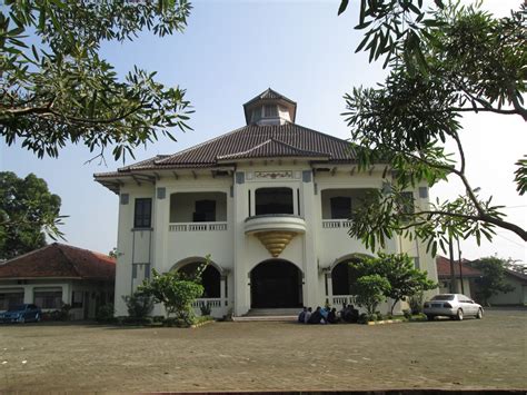 Andrea Lorensa Gedung Juang Sebagai Bangunan Arsitektur Kolonial Belanda