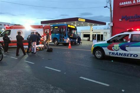 Acidente entre moto e carro foi registrado na Avenida Régis Pacheco em