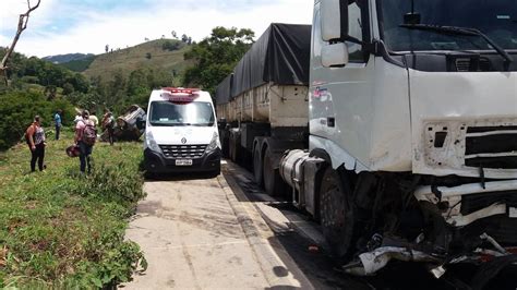 Acidente Na Br Entre Caminh O E Carro Deixa V Timas Em Ibatiba