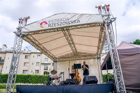 Koncert Przy Fontannie Toast Urodzinowy Dla Tomasza Sta Ko W Rzeszowie