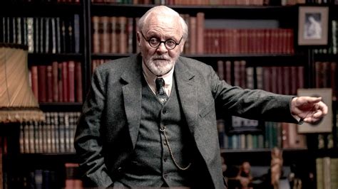 Anthony Hopkins dans la peau de Sigmund Freud à lécran plongée dans