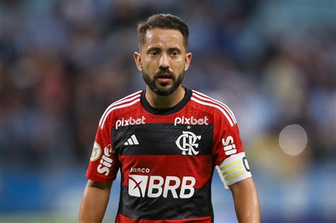 Diretoria do Flamengo se divide por renovação de Everton Ribeiro