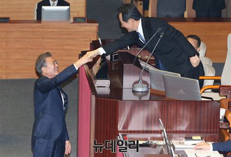 포토 정세균 국회의장과 악수 나누는 문재인 대통령 Save Internet 뉴데일리
