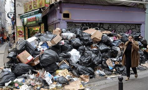 10 000 Tonnes Of Trash Collects In Strike Hit Paris Streets