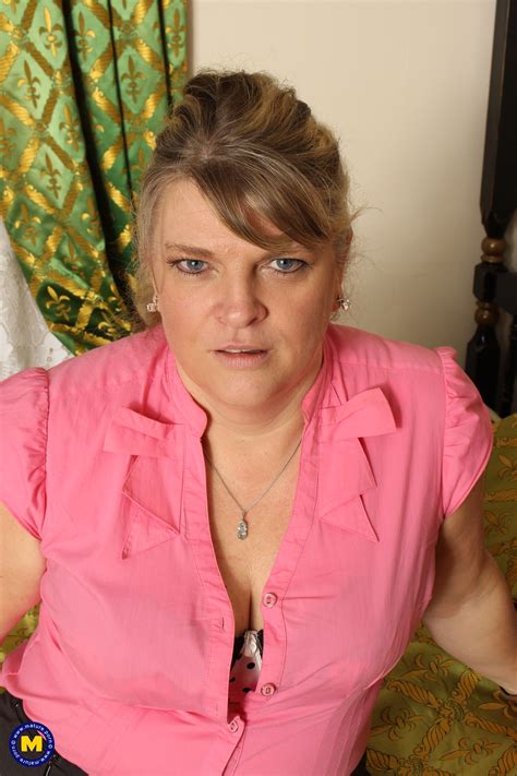 Thsi Chubby British Housewife Loves To Play Alone