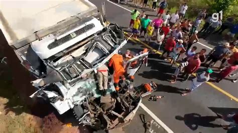 Acidente Entre Dois Caminh Es Deixa Uma Pessoa Morta Na Br Noca