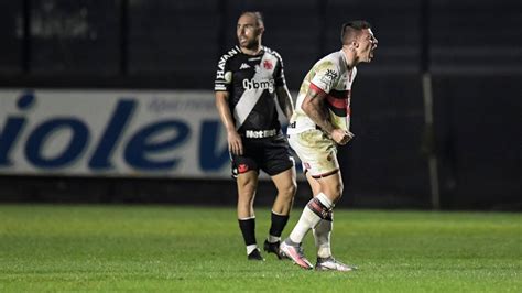 Derrota do Vasco para o Atlético GO é motivo de memes dos rivais na