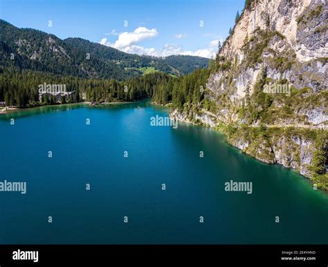 Vista aérea del lago Braies Pragser Wildsee es un lago en los