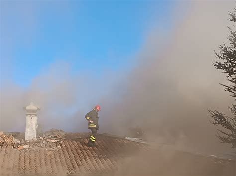 Incendio In Una Villetta A Rovello Porro Fumo Visibile A Saronno E