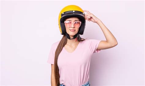 Mujer bonita joven que se siente perpleja y confundida rascándose la
