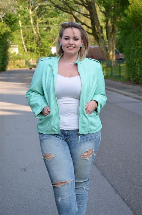 Curvy Sina