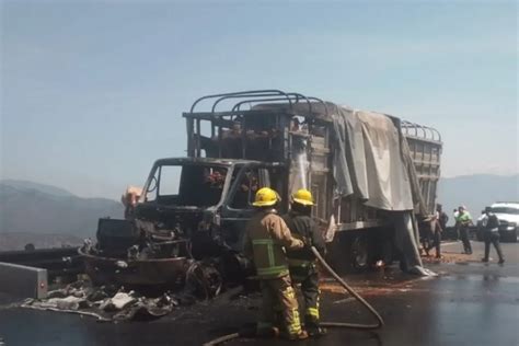 Se incendia camión en autopista de Veracruz en minutos roban mercancía