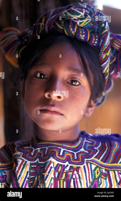 Cara De Una Ni A Maya Ixil Brocaded Vistiendo El Traje T Pico De Su