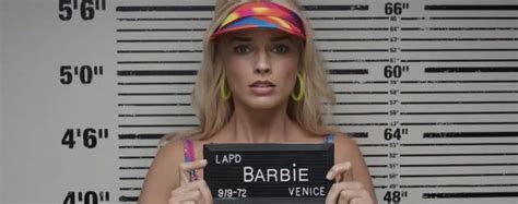 Barbie Ken et Barbie en état darrestation dans le tralier et musique