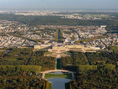 Palácio de Versalhes é evacuado e fechado devido a ameaça de bomba