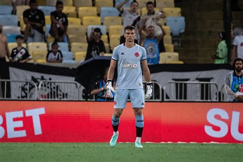 14 defesas Léo Jardim goleiro do Vasco recebe nota 10 contra o
