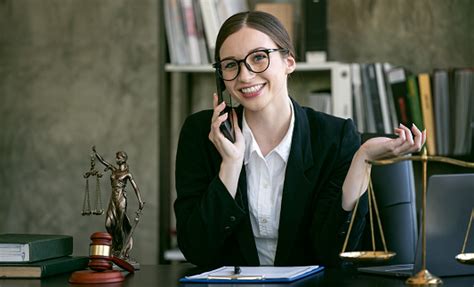 Porträt Einer Jungen Anwältin Oder Anwältin Die Im Büro Arbeitet Lächelt Und In Die Kamera