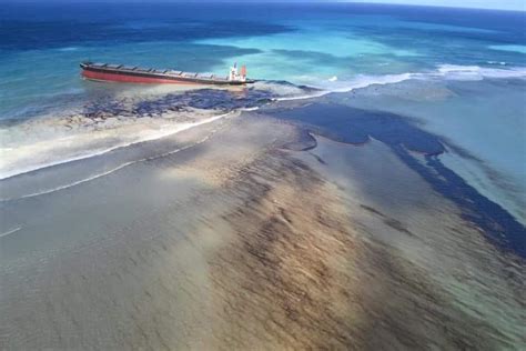 Nave si incaglia e perde petrolio una delle crisi ecologiche più