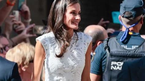 El elegante vestido de la Reina Letizia un básico asequible que