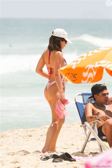 Fotos Jade Picon na praia De biquíni atriz exibe barriga tanquinho e
