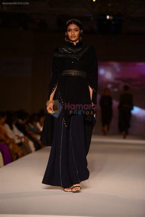 Model Walk For Tarun Tahiliani Modern Mughals Show For Sahachari