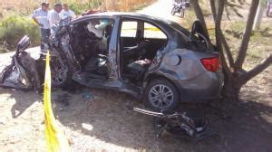 Un choque entre dos carros provoca la muerte de una persona y también