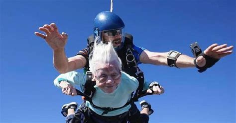 Video El increíble salto en paracaídas de una mujer de 104 años