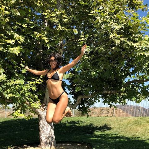Mãe de três Kourtney Kardashian exibe corpão em frente e verso hot
