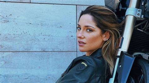Te pasaste Kel Calderón saca aplausos con fotitos en microbikini