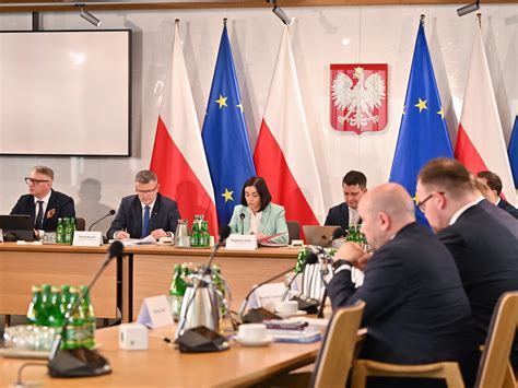 TK wydał postanowienie Domaga się wstrzymania dalszej pracy komisji