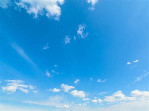 Cielo Azul Con Nubes Blancas Suaves Foto Premium