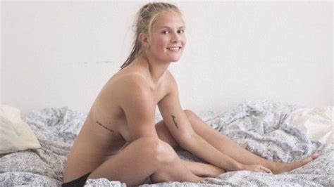 Přítel krásné dívky zneužil její nahé fotky ona se nedala a nafotila