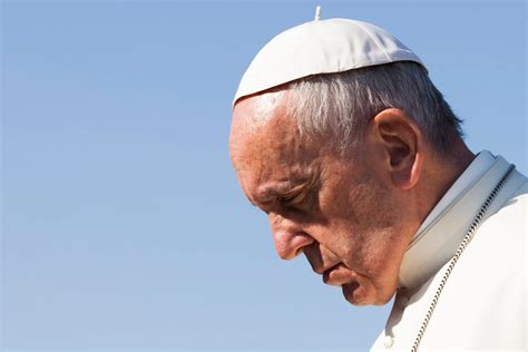 El papa Francisco reaparece ante los fieles tras su operación y agradece