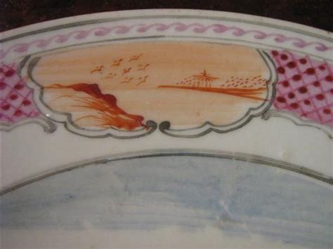 Paire dassiettes en porcelaine de la famille rose au décor de
