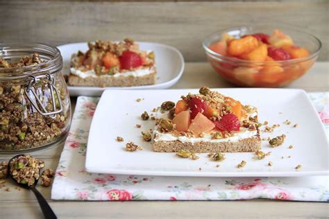 Tostadas De Queso De Cabra Compota De Frutas Y Granola Recetas