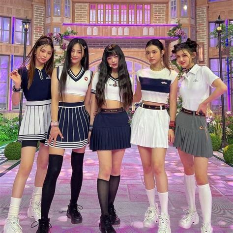 New Jeans Ot5 In 2022 Kpop Fashion Outfits New Jeans Style Kpop Outfits