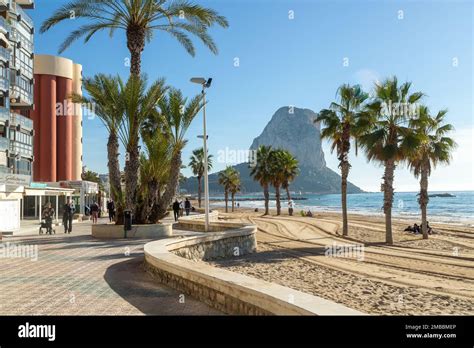 Playa y paseo marítimo de Calpe España Peñón de Ifach en segundo