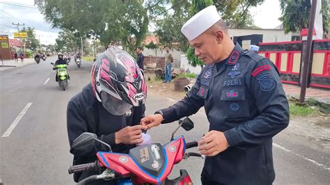 Gandeng Baznas Brimob Bone Bagikan Takjil Dan Makanan Siap Saji Kepada