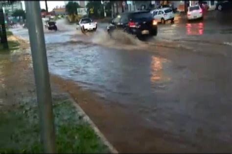 Chuva de terça 6 em Uberlândia deixa várias ruas alagadas e estragos