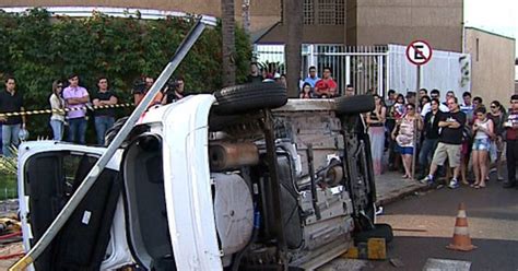 G1 Carro tomba e motorista fica ferido após acidente em Ribeirão