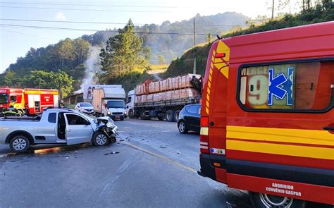 Colisão frontal entre carro e caminhão deixa homem ferido na Ivo