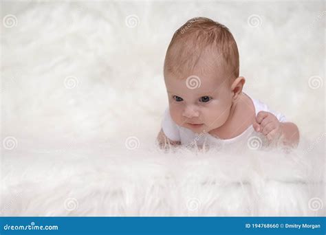 Retrato De Un Niño Recién Nacido Caucásico Acostado En La Cama Con La
